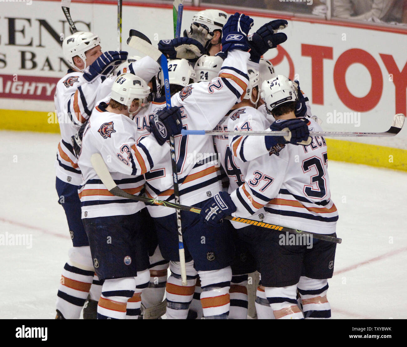 The Edmonton Oilers celebrate their 2-1 victory over the Anaheim Mighty ...