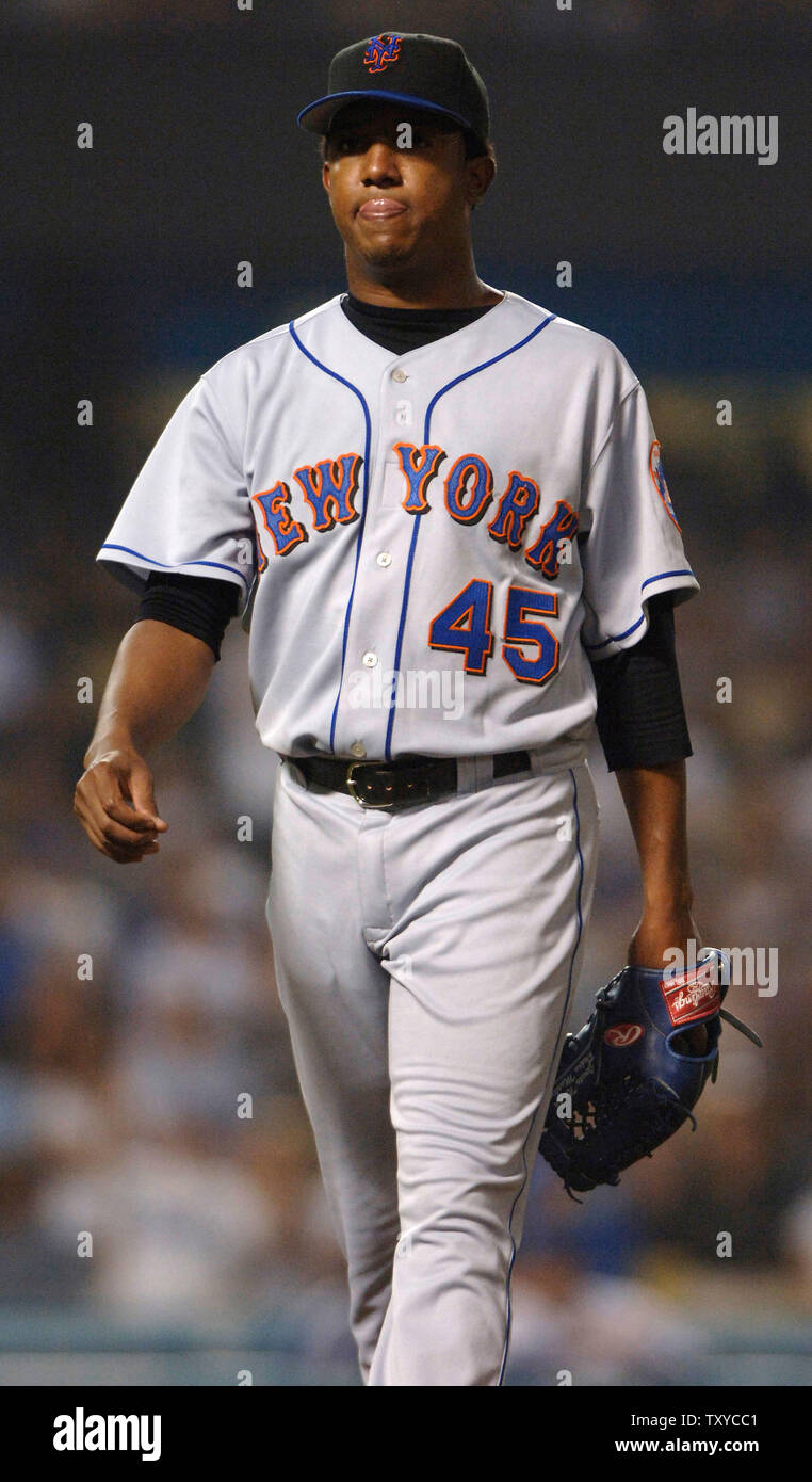 New York Mets pitcher Pedro Martinez leaves the game after the Los ...