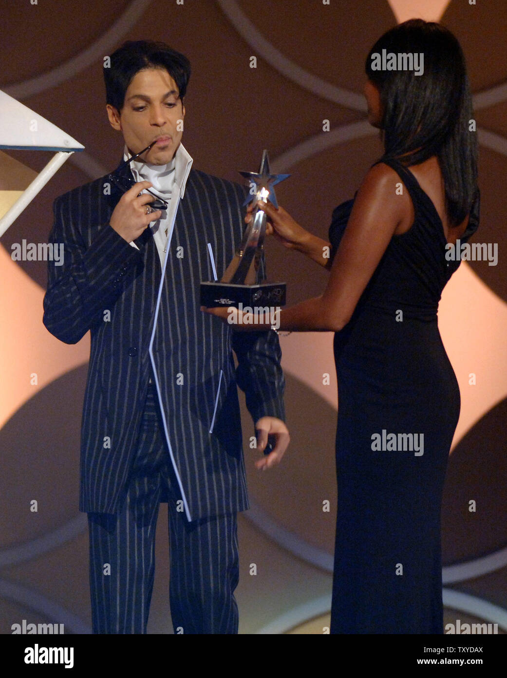 Prince accepts the award for best male R&B artist during the 2006 BET ...