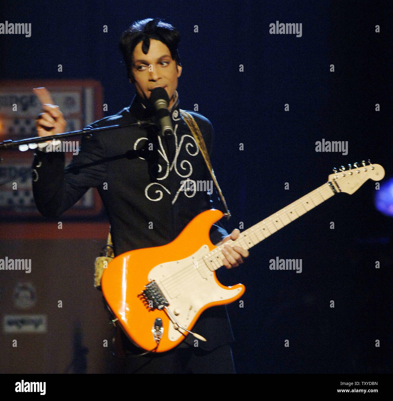 Prince performs "3121" during the 2006 BET Awards at the Shrine ...