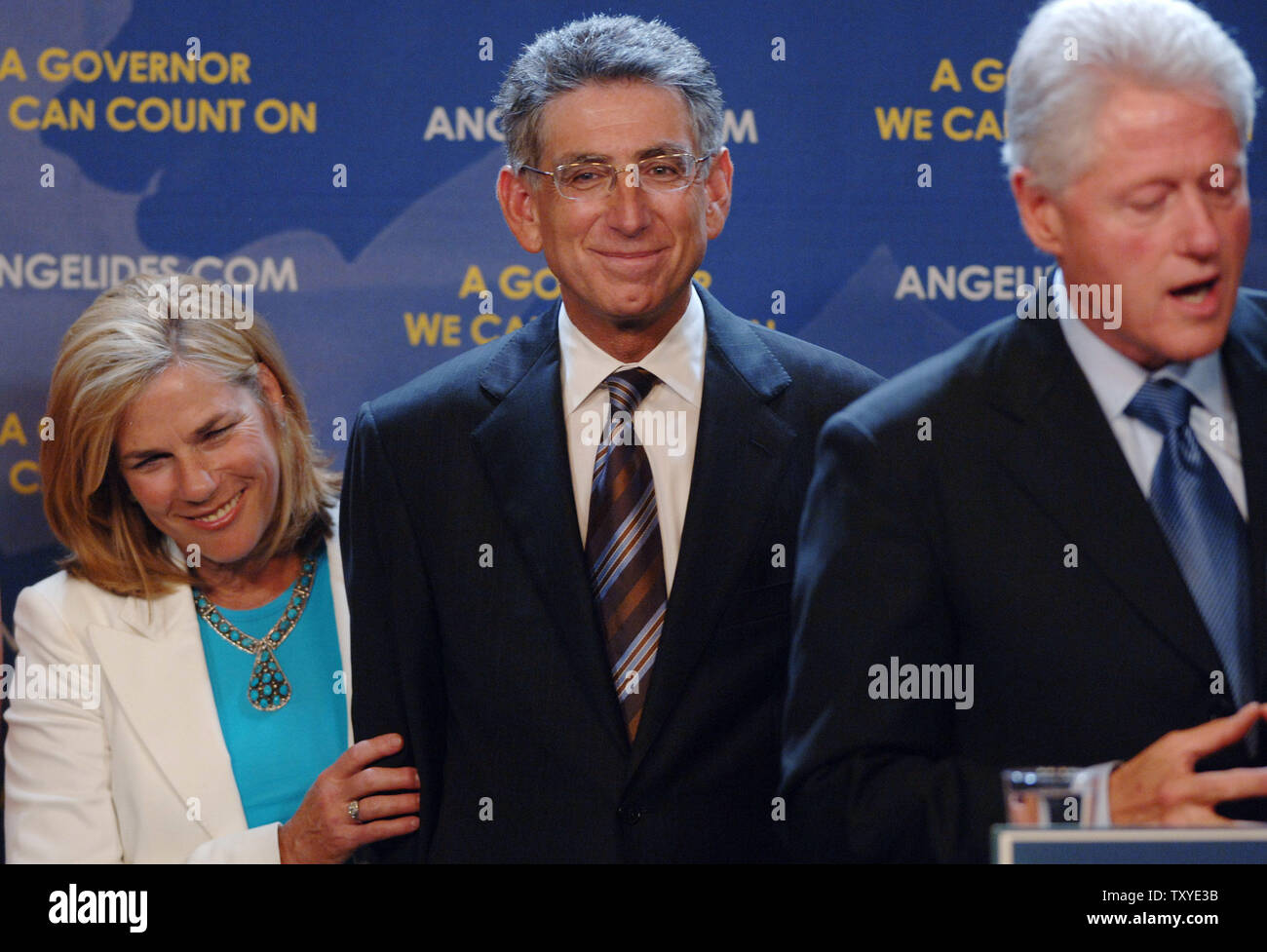 Democratic gubernatorial candidate Phil Angelides (C) and his wife ...