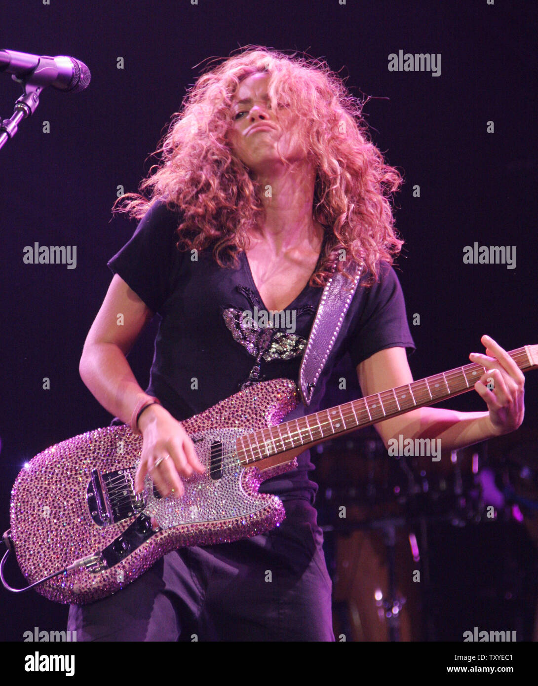 Shakira performing hi-res stock photography and images - Alamy
