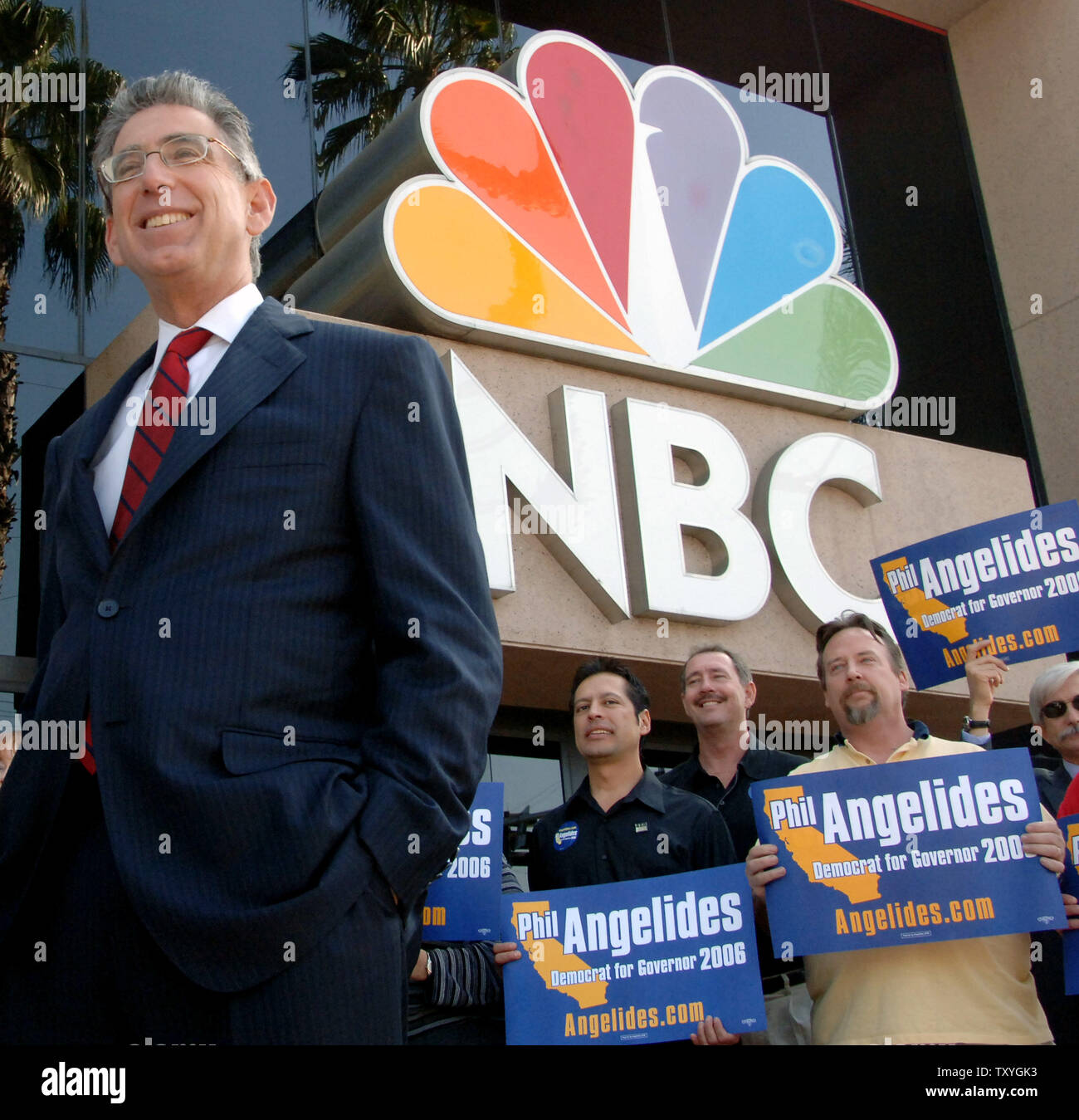 California Democratic gubernatorial candidate Phil Angelides stages a ...