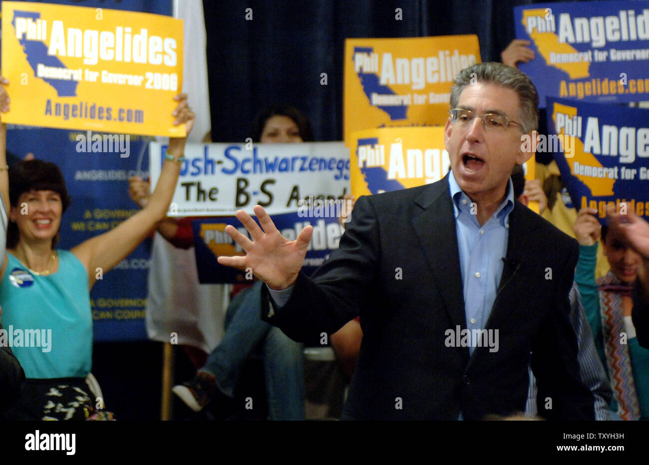 California Democratic gubernatorial candidate Phil Angelides (R ...