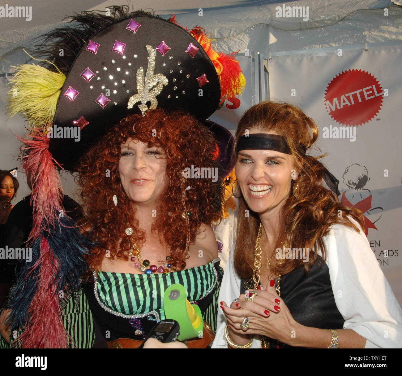 Actress Jamie Lee Curtis (L) and California first lady Maria Shriver ...