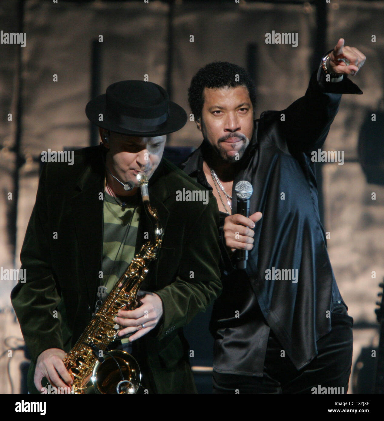 Singer Lionel Richie (R) performs in concert at the Kodak Theatre in ...