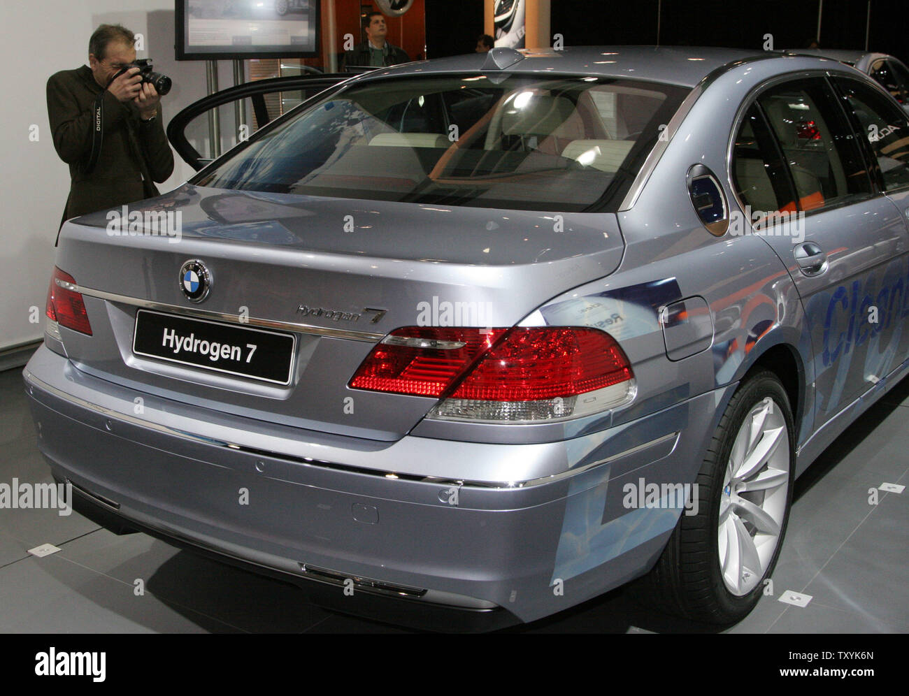 A photographer shoots the new BMW Hydrogen 7, the world's first ...