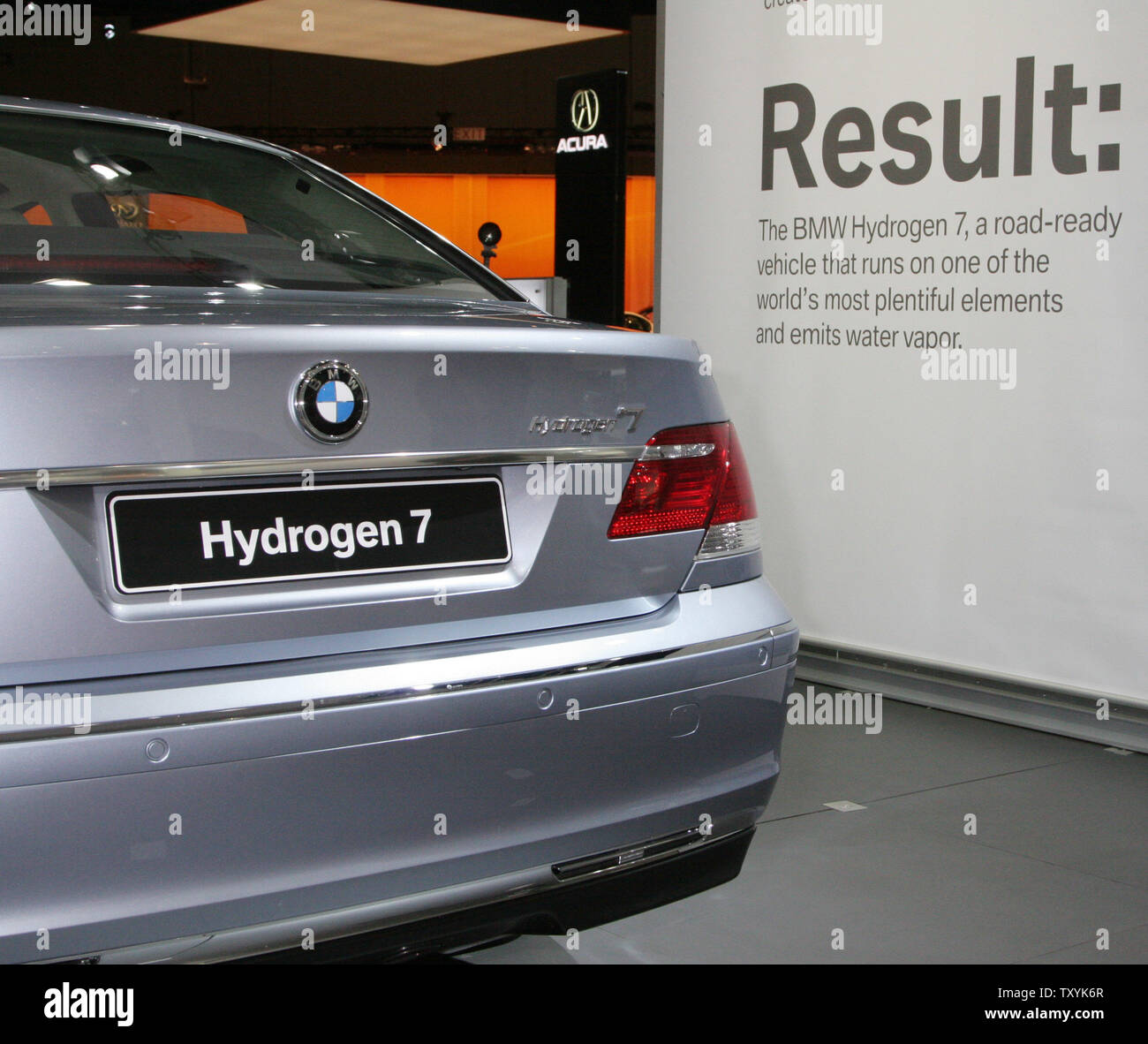 The new BMW Hydrogen 7, the world's first hydrogen-powered luxury sedan ...