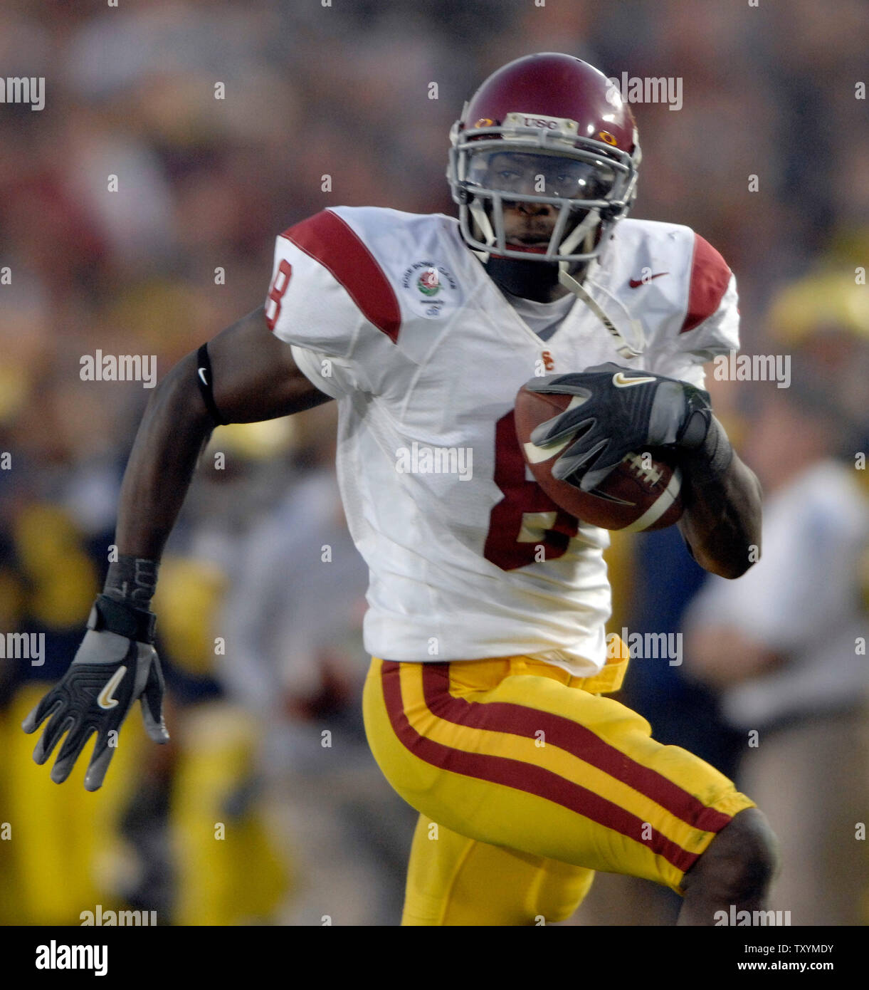 USC Trojan's Dwayne Jarret (8) runs after a 22 yard pass to score a ...