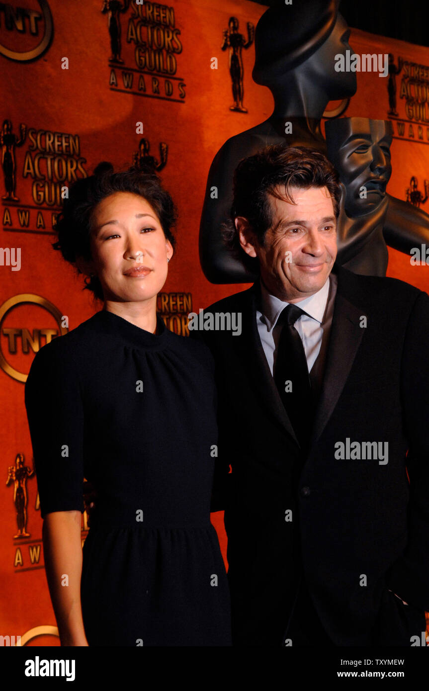 Actress Sandra Oh (L) and SAG President Alan Rosenberg (R) pose for ...