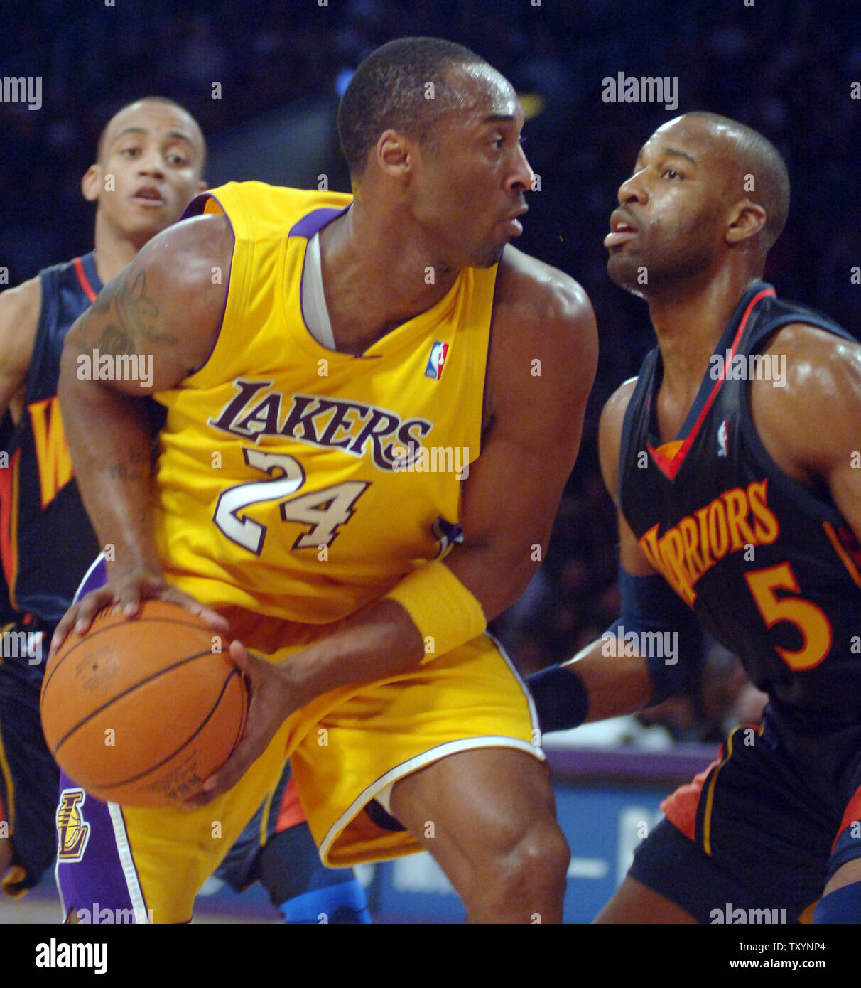 Los Angeles Lakers guard Kobe Bryant (24) looks to pass against Golden ...