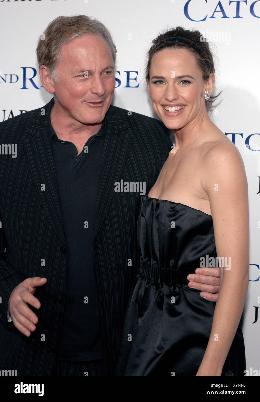 Actor Victor Garber (L) and actress Jennifer Garner pose for ...