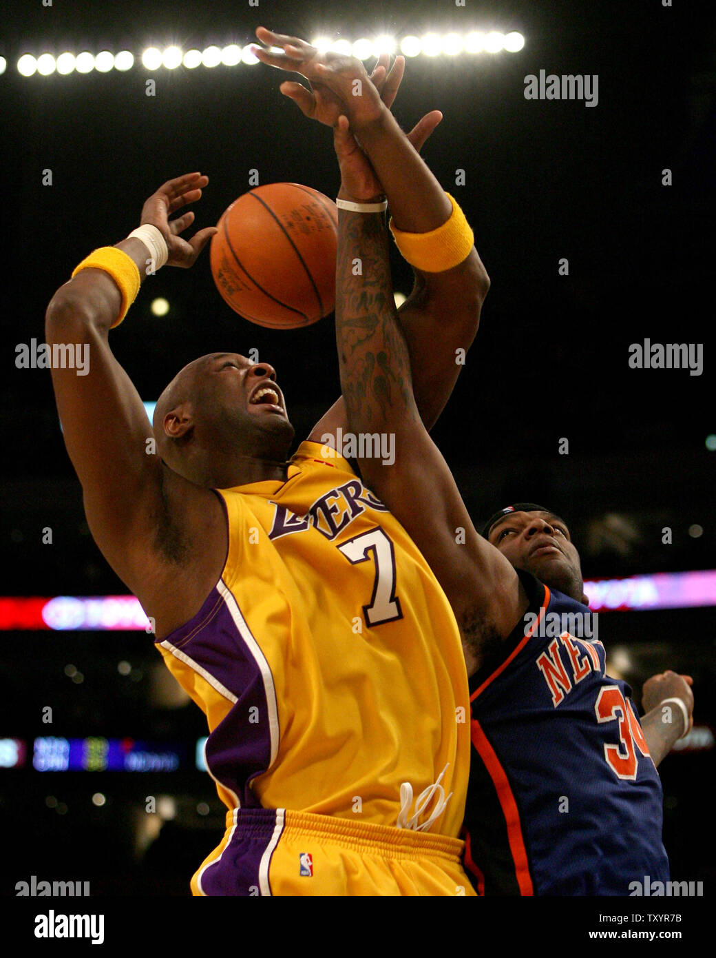 Los Angeles Lakers Lamar Odom (7) is fouled by New York Knicks center ...