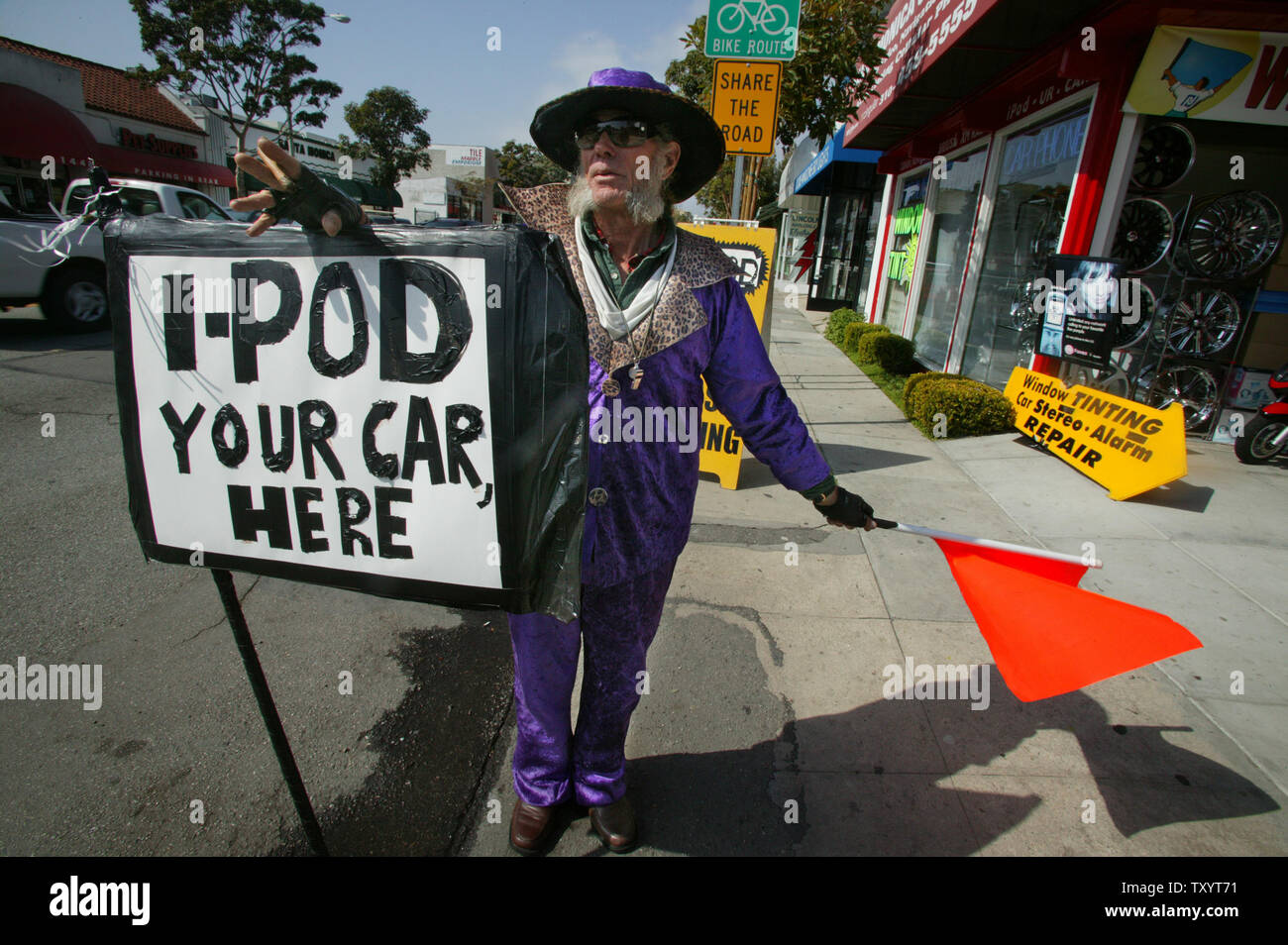 Bob Walters directs cars into a stereo shop specializing in sound ...