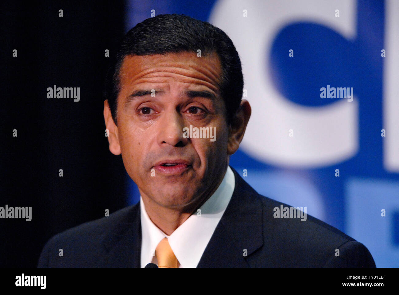 Los Angeles Mayor Antonio Villaraigosa speaks during Ceasefire ...