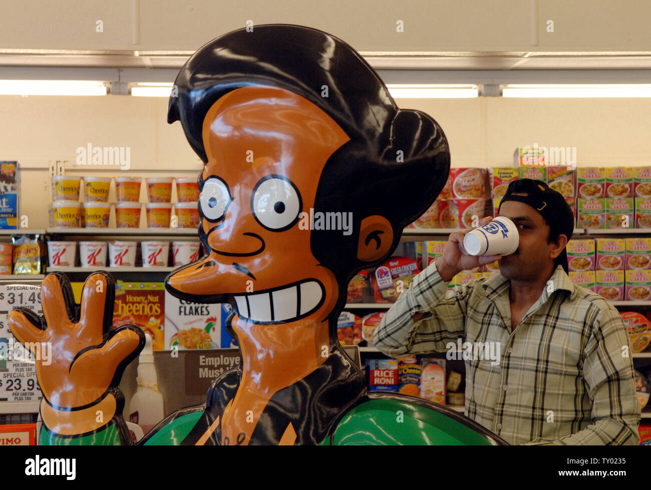 Apu nahasapeemapetilon character hi-res stock photography and images ...