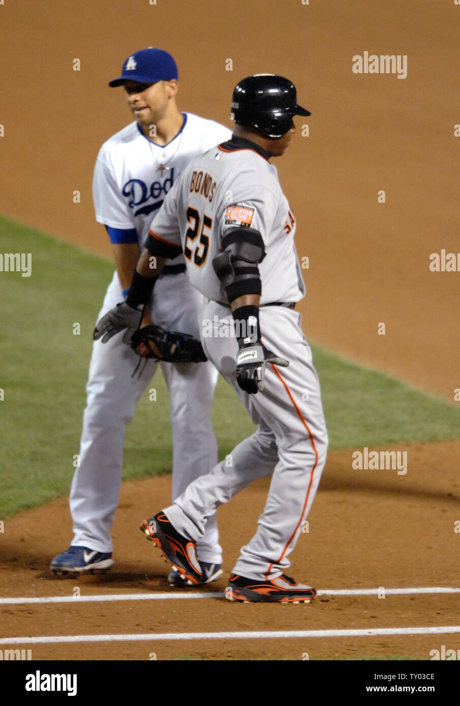San Francisco Giants Barry Bonds is tagged out by Los Angeles Dodgers ...