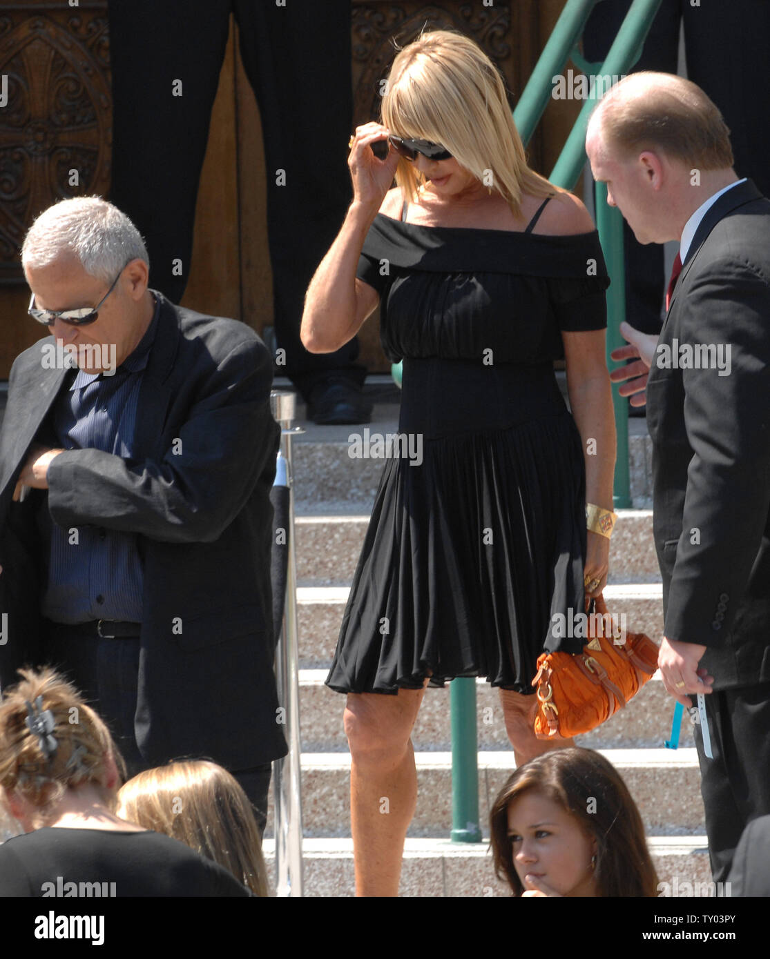 Actress Suzanne Somers departs the funeral service for entertainment ...