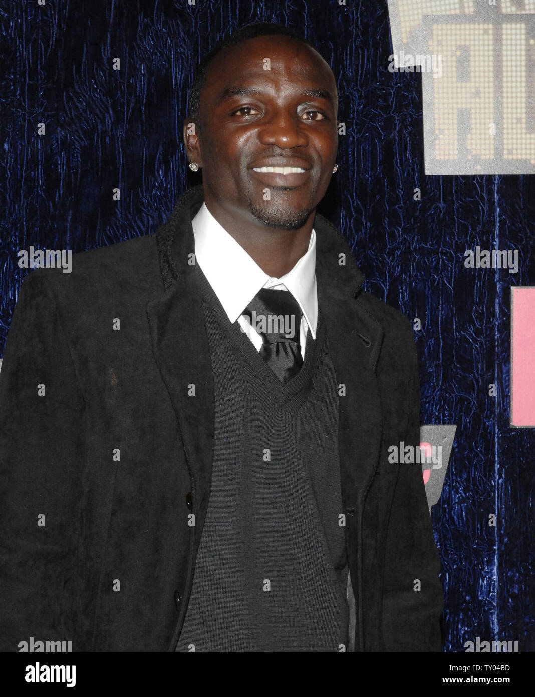 Akon arrives for the MTV Video Music Awards at the Palms Hotel and ...