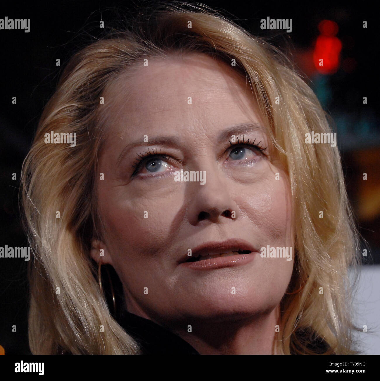 Cybill shepherd 1972 hi-res stock photography and images - Alamy