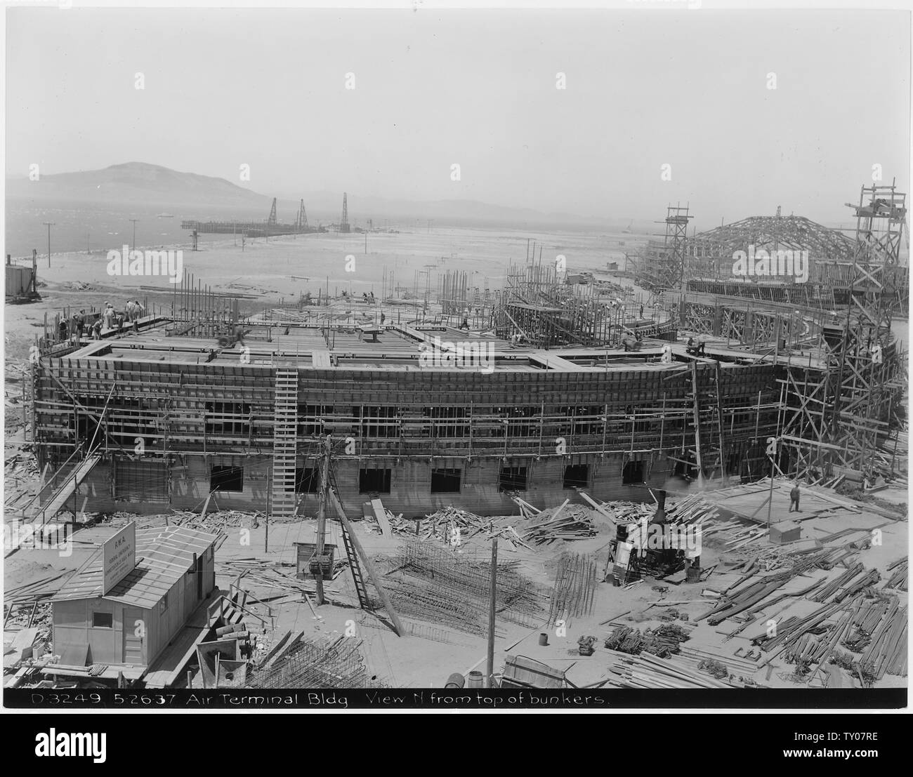 San francisco airport terminal 2 hi-res stock photography and images ...