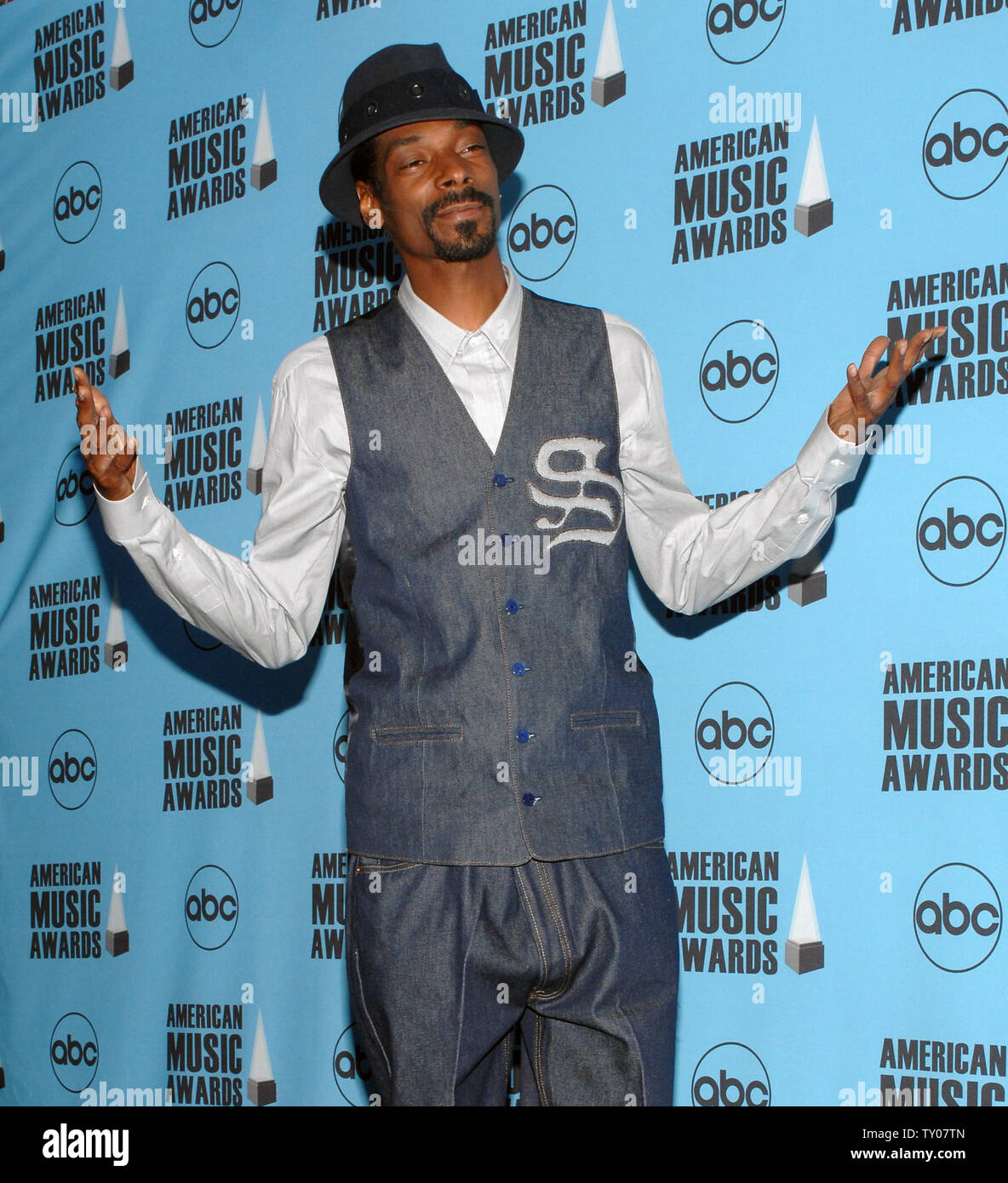 Snoop Dogg appears backstage at the 2007 American Music Awards in Los ...