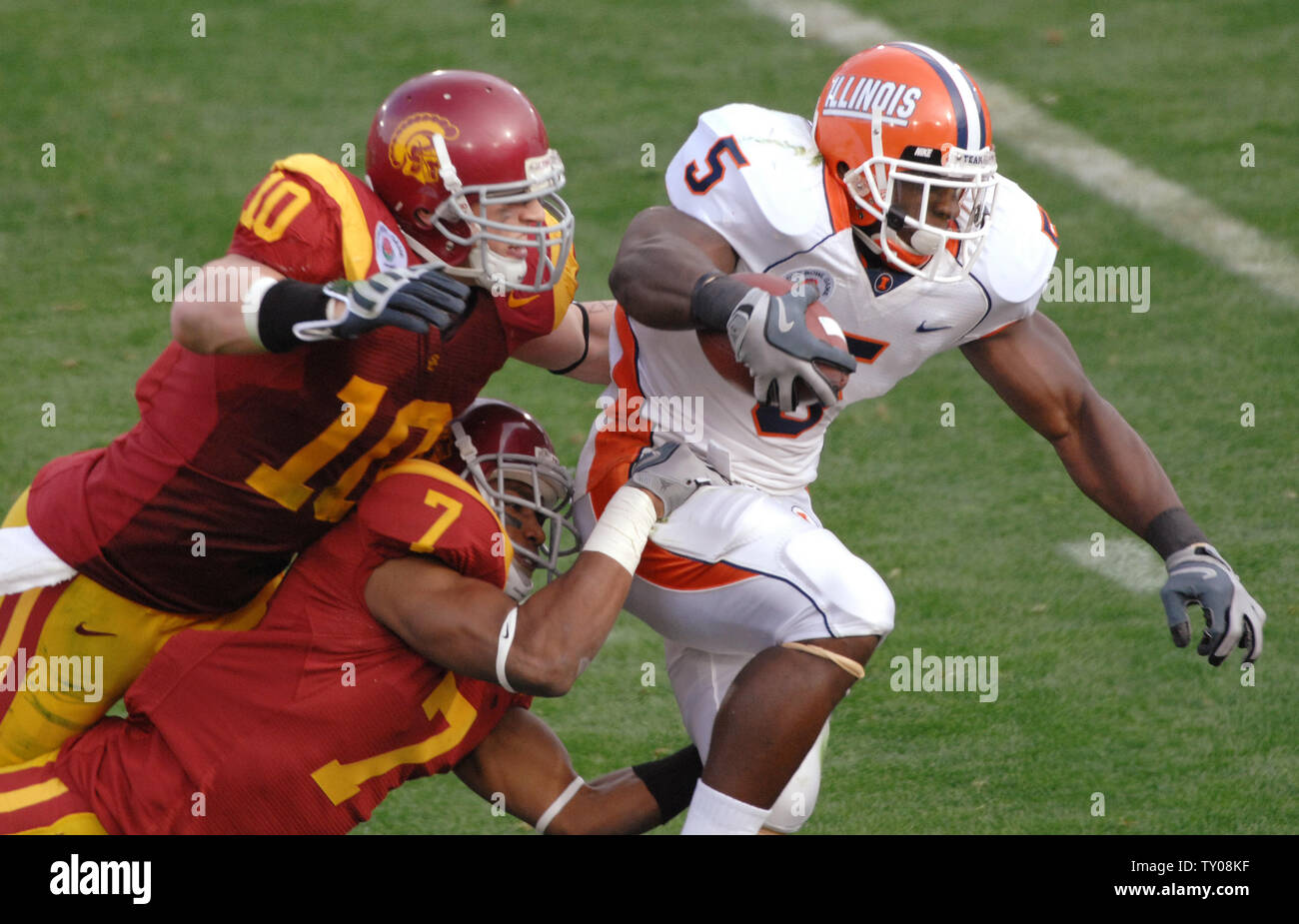 Illinois' Rashard Mendenhall (5) is persued by USC's Brian Cushing (10 ...