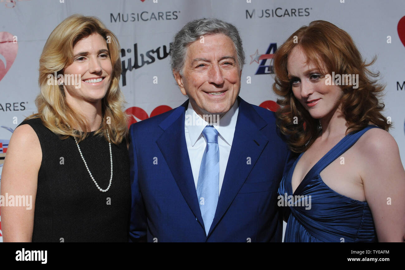 Singer Tony Bennett and his wife Susan Snow (L) and his daughter ...