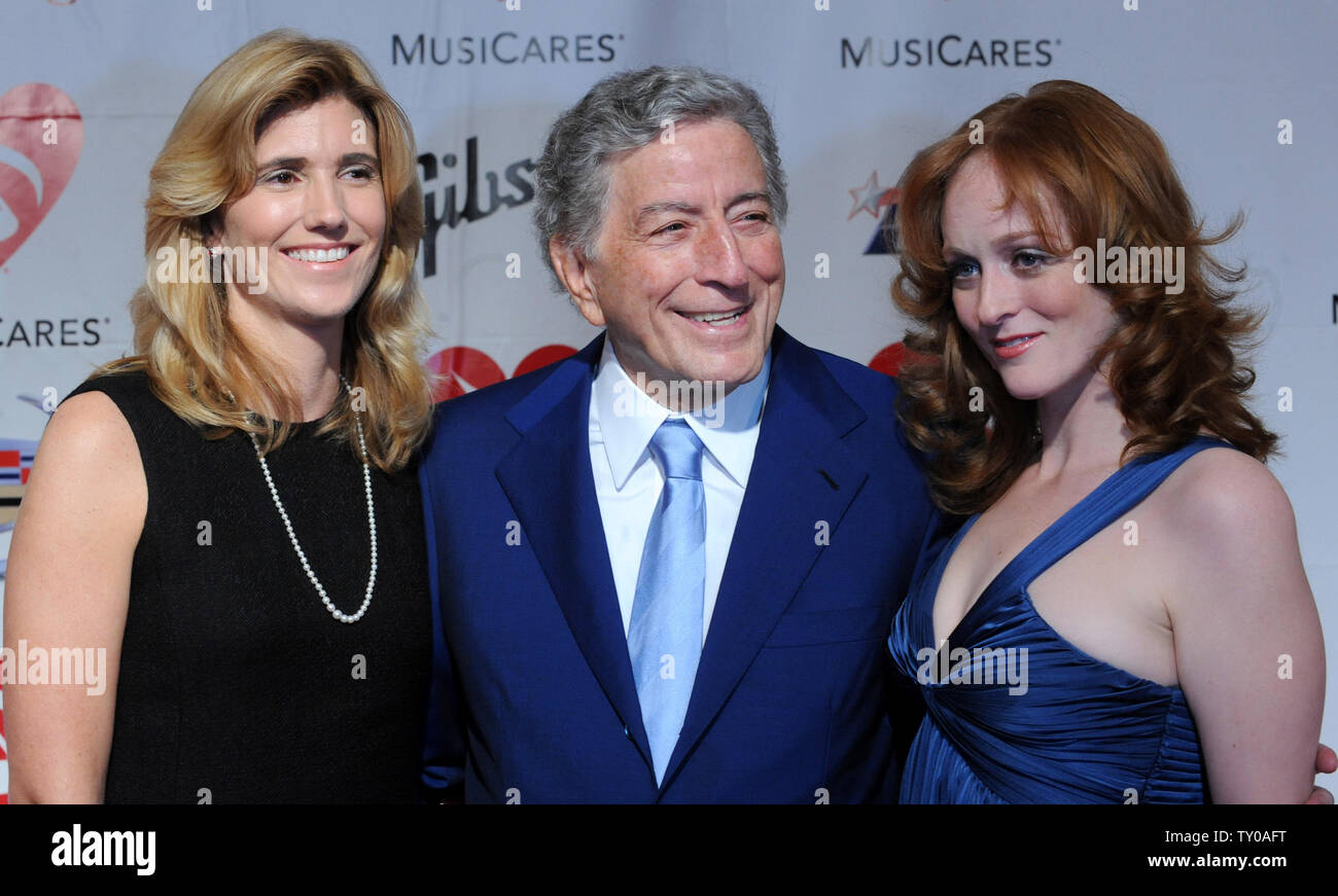 Singer Tony Bennett and his wife Susan Snow (L) and his daughter ...