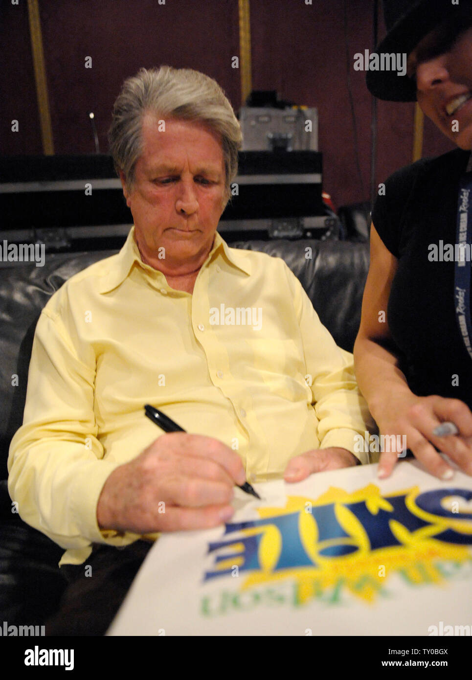 Singer Brian Wilson of the Beach Boys signs autographs at Rock 'n' Roll ...