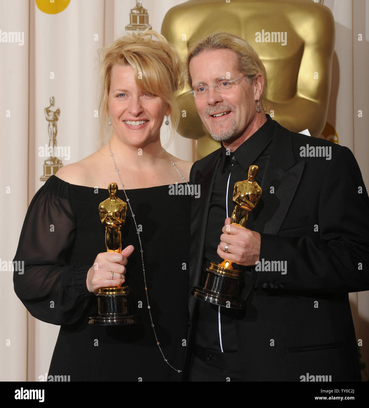 Karen Baker Lander (L) and Per Hallberg pose with their Oscar for ...