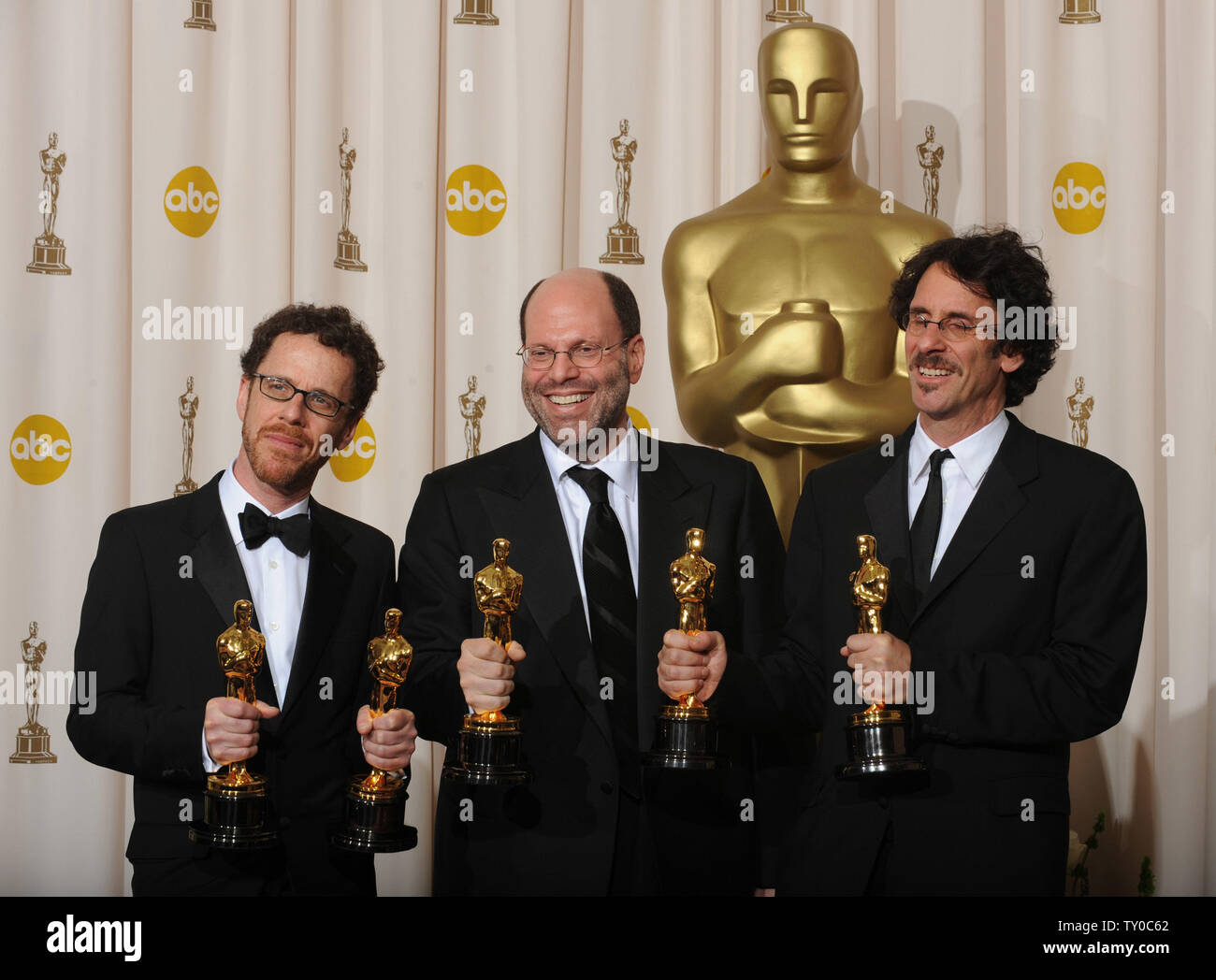 Ethan Coen, Scott Rudin and Joel Coen (L to R) pose with their Oscars ...