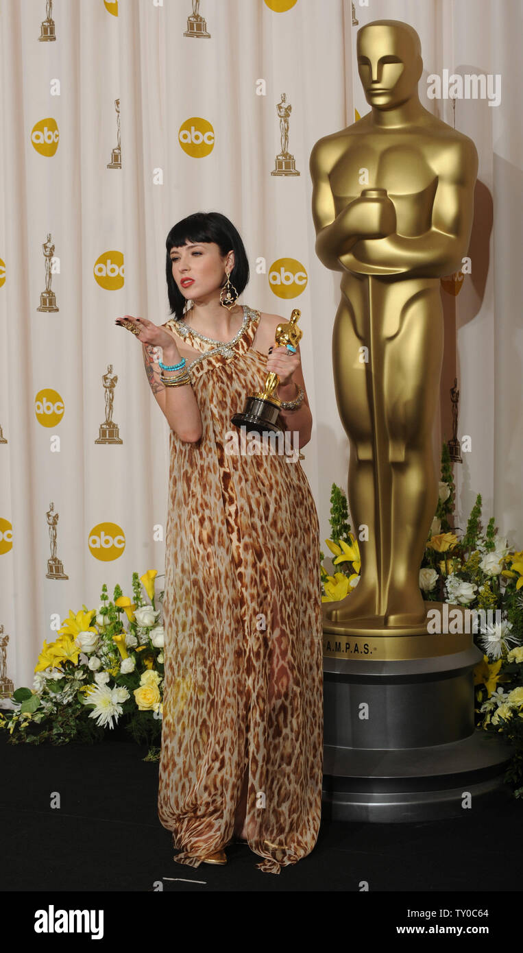 Diablo Cody poses with her Oscar for Original Screenplay for "Juno" at ...