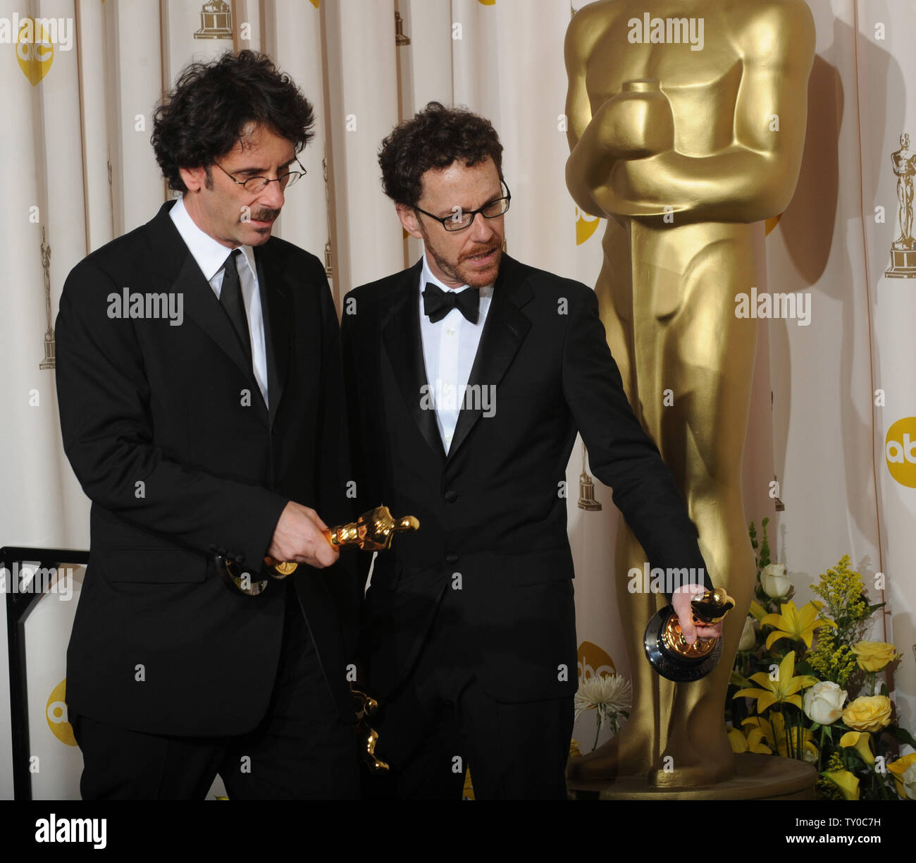 Ethan Cohen (R) and Joel Cohen pose with their Oscars for Best Director ...