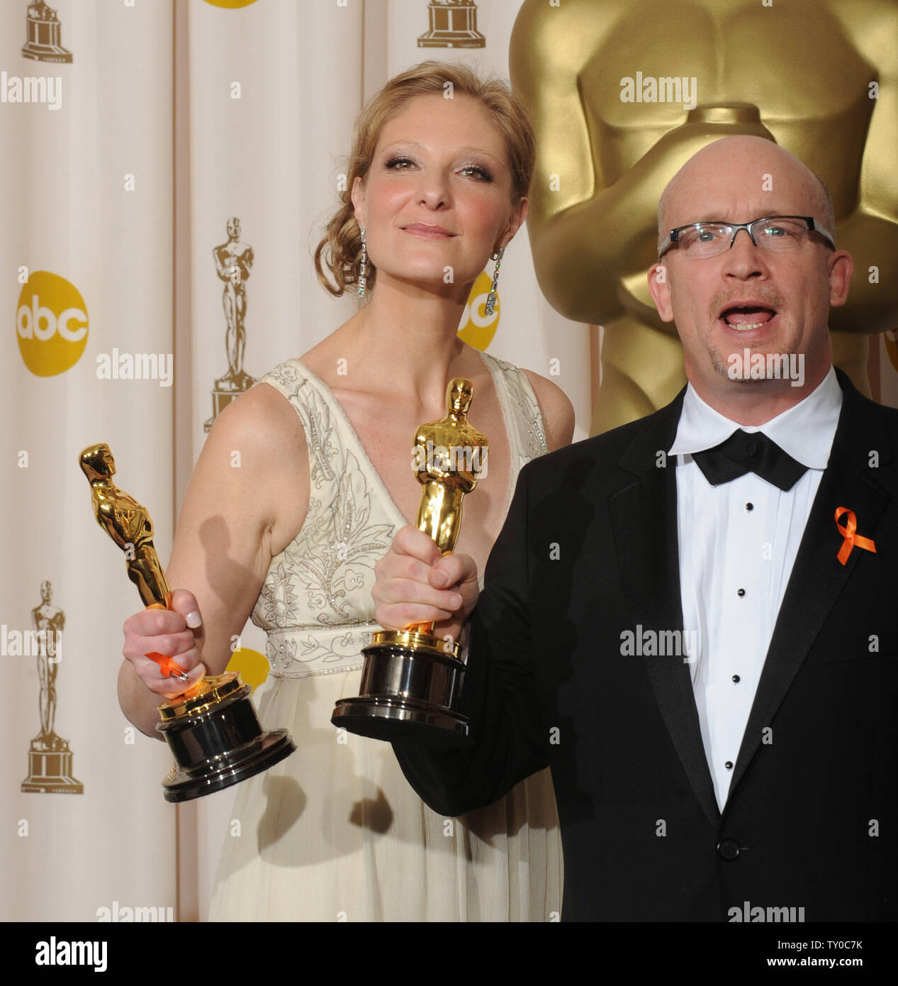 Eva Orner (L) and Alex Gibney pose with their Oscar for Best ...