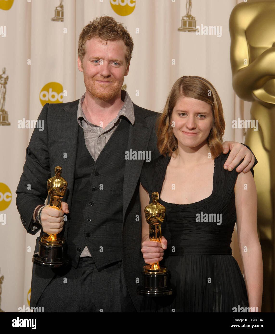 Glen Hansard (L) and Marketa Irglova hold the Oscar they won for best ...