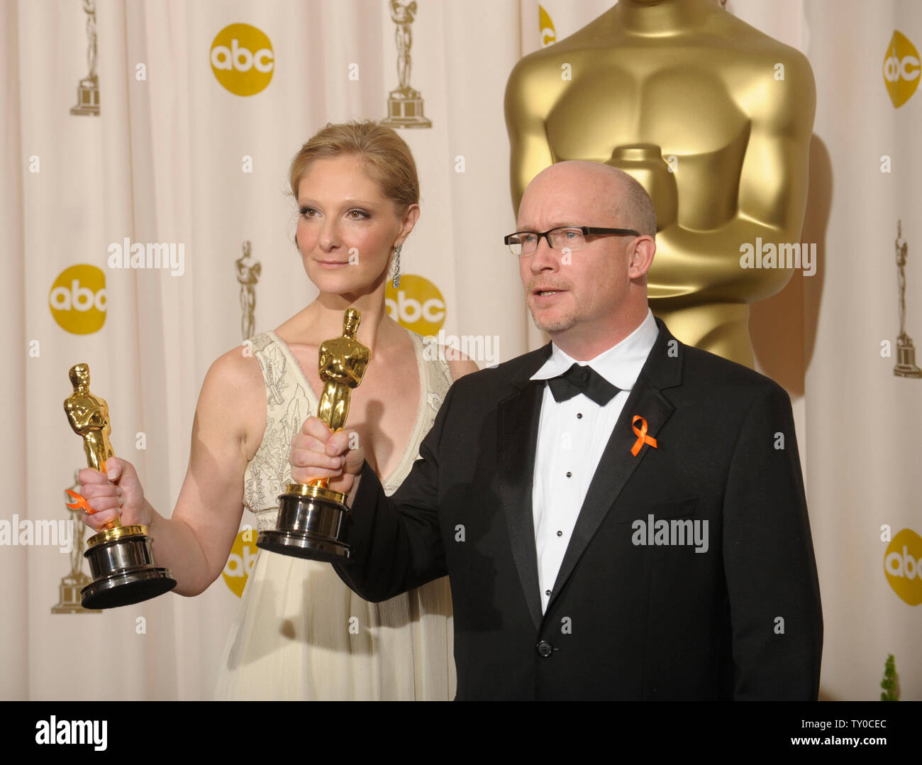 Eva Orner (L) and Alex Gibney hold the Oscar they won for best ...