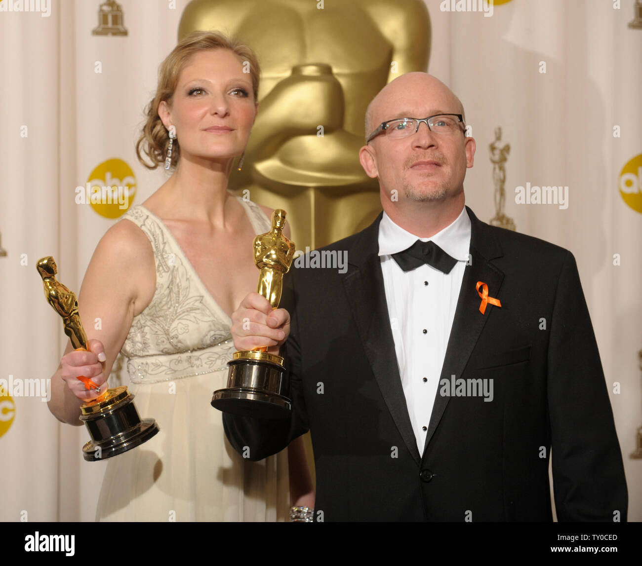 Eva Orner (L) and Alex Gibney hold the Oscar they won for best ...