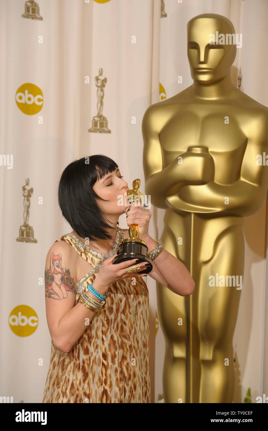 Diablo Cody kisses the oscar for best original screenplay for "Juno" at ...