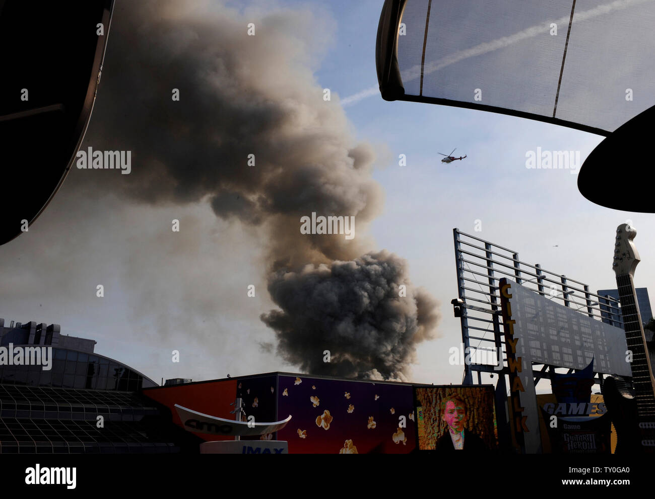 Universal studios fire june 2008 hi-res stock photography and images ...