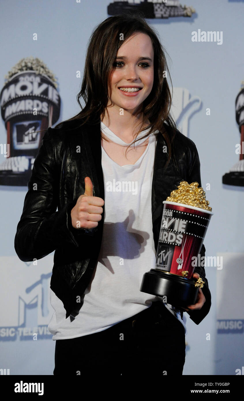 Ellen Page holds up her award for Best Female Performance for "Juno ...