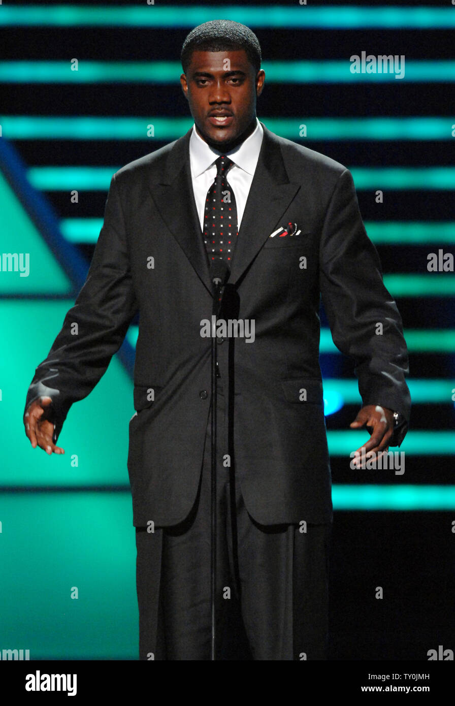 Former NFL player Kevin Everett accepts the Jimmy V Award for ...