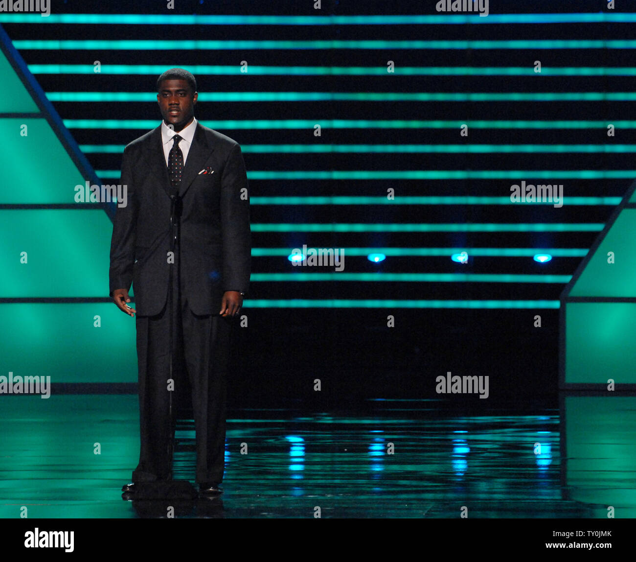 Former NFL player Kevin Everett accepts the Jimmy V Award for ...