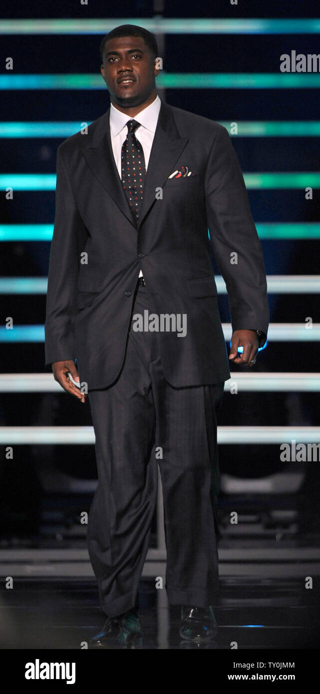 Former NFL player Kevin Everett accepts the Jimmy V Award for ...