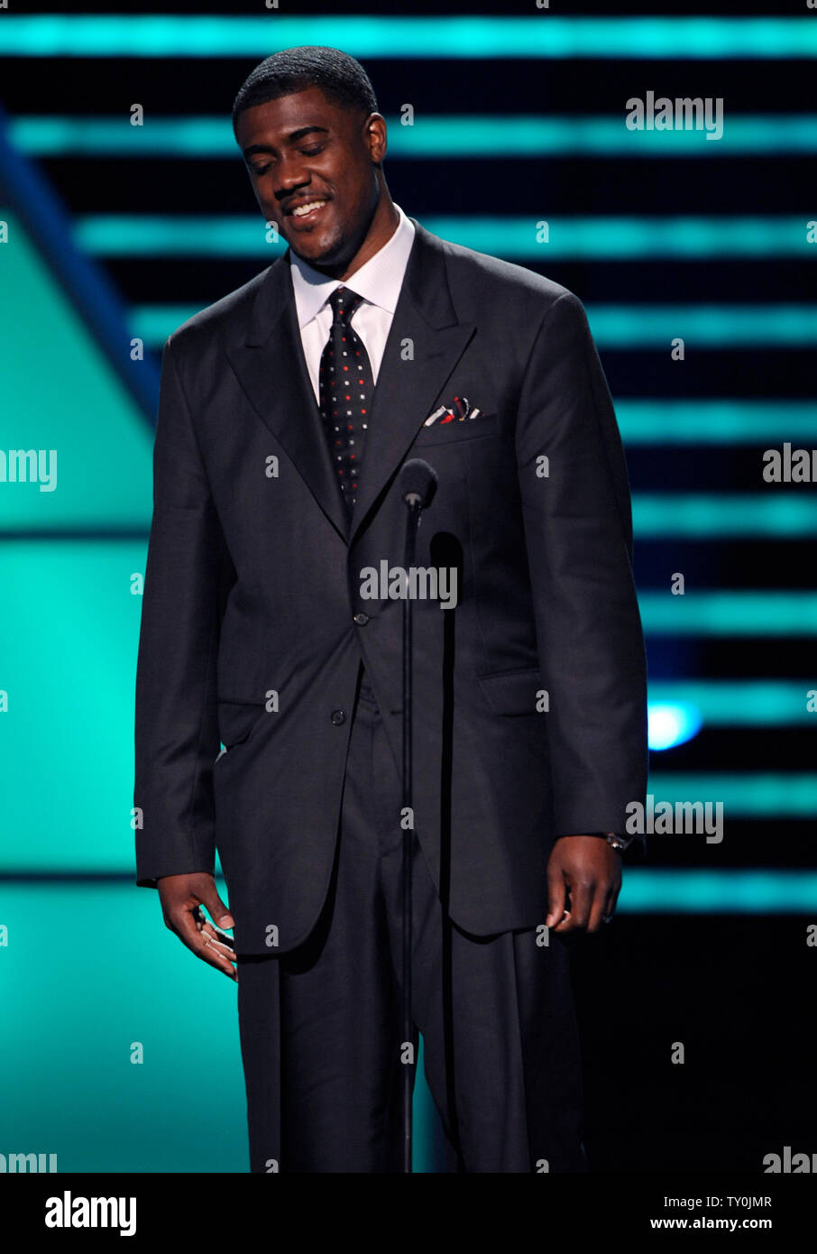 Former NFL player Kevin Everett accepts the Jimmy V Award for ...