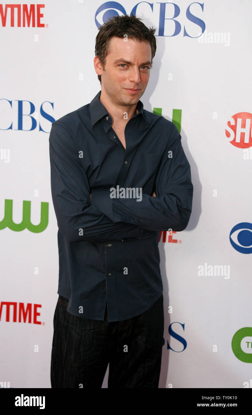 Actor Justin Kirk attends the CBS, CW and Showtime press tour party in ...