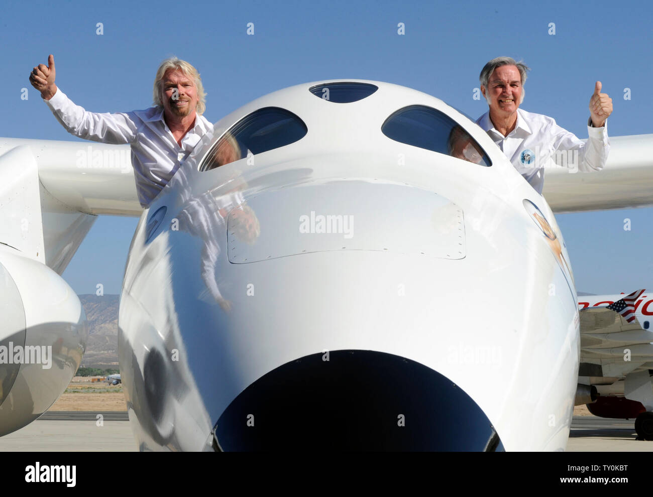 Virgin Group's Founder billionaire Richard Branson (L) and Burt Rutan ...
