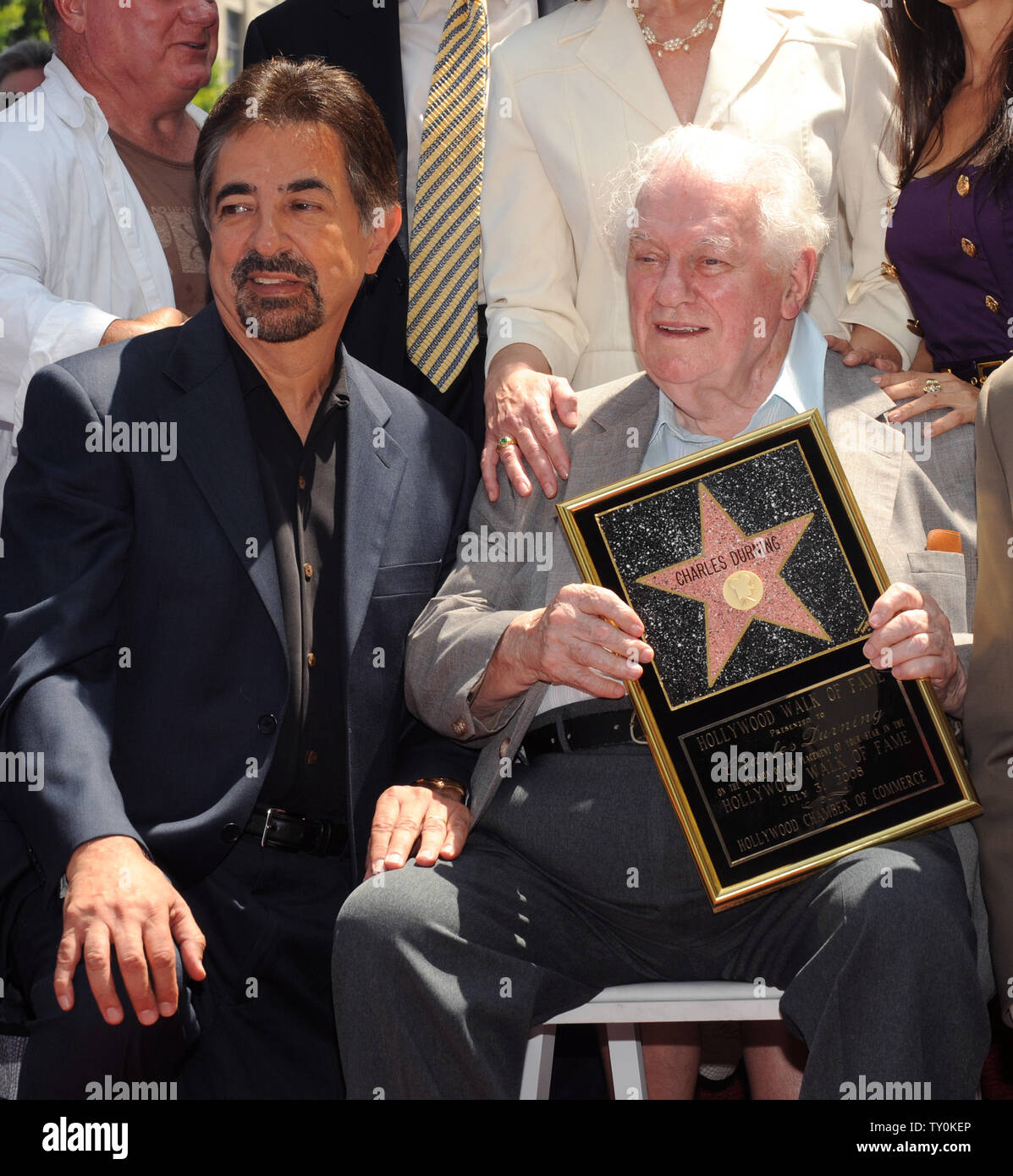 Actor Charles Durning holds a replica plaque with actor Joe Mantegna ...