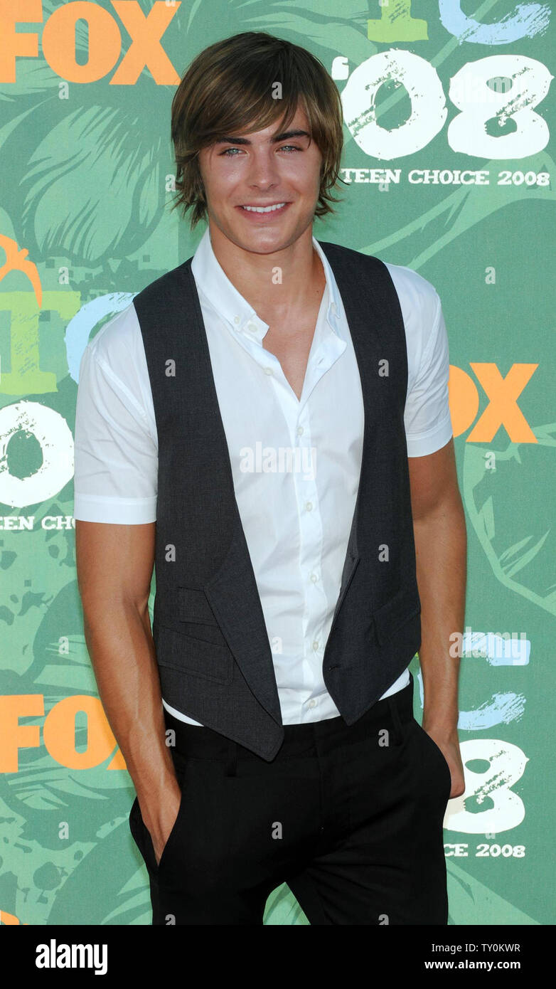 Actor Zac Efron attends the 2008 Teen Choice Awards with his sons at ...