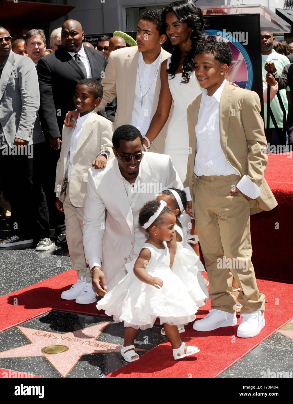 Sean Diddy Combs gathers around his star with his girlfriend, model Kim ...